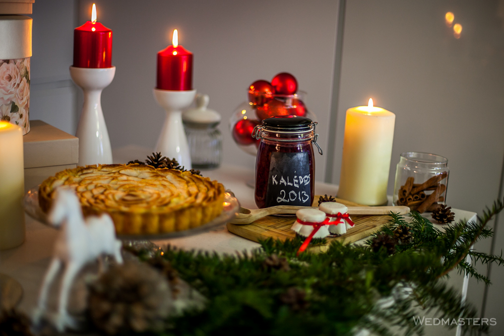 Kalėdinio saldaus stalo dekoras su uogiene