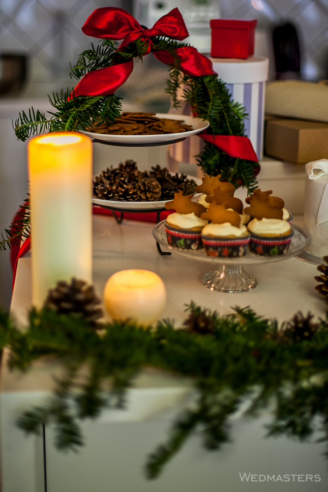 Kalėdinio stalo dekoras su keksiukais ir meduoliniais briedžiais